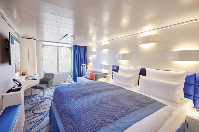 Expedition cruise from Hamburg to Hamburg with HANSEATIC spirit ...