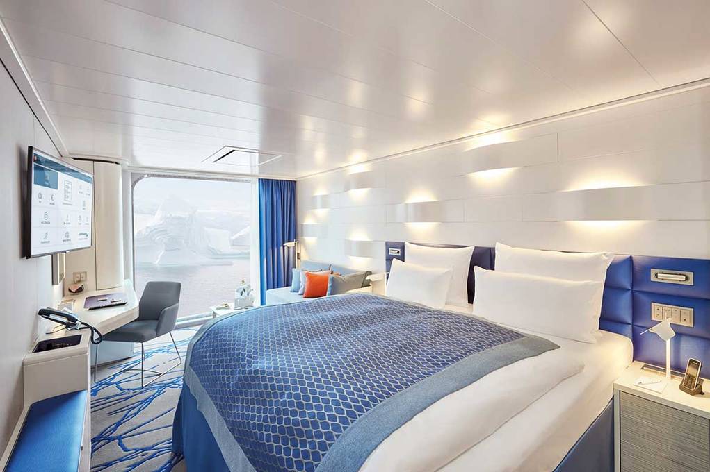 Expedition cruise from Hamburg to Longyearbyen with HANSEATIC spirit ...