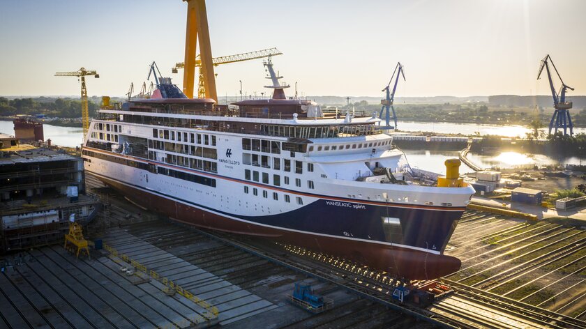 Neubau HANSEATIC spirit hat erstmals Wasser unterm Kiel | Hapag-Lloyd ...